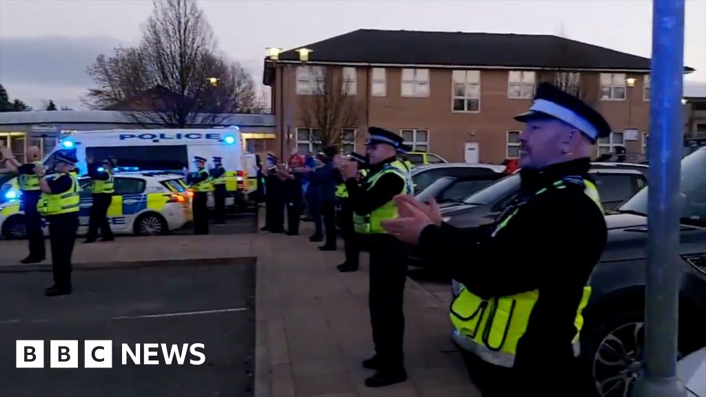 Coronavirus kindness: Police applaud NHS staff outside Yorkshire ...