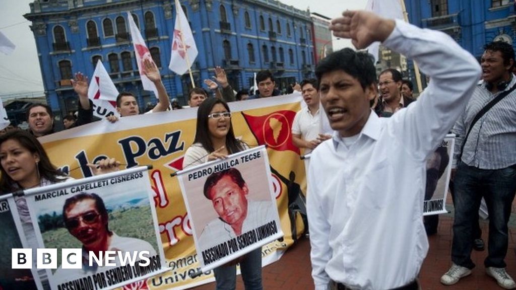 Peru mass grave contains bodies of 17 'killed in 1980s' - BBC News