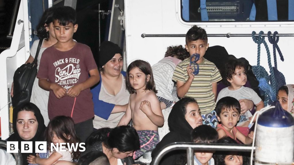 Migrant crisis: Italy to accept arrivals until deal reached