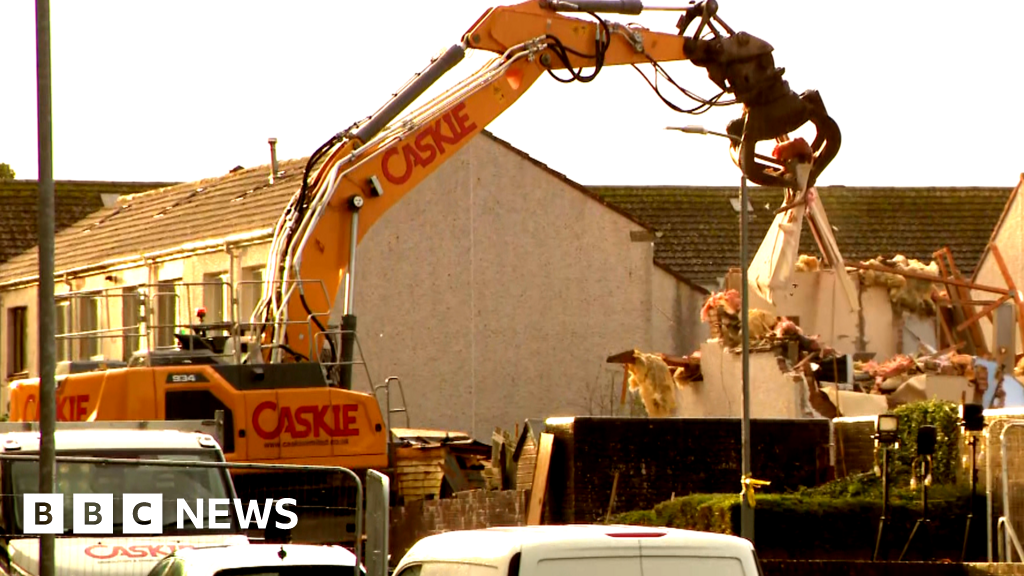 Ayr explosion: Dozens out of homes for third night due to damage - BBC News