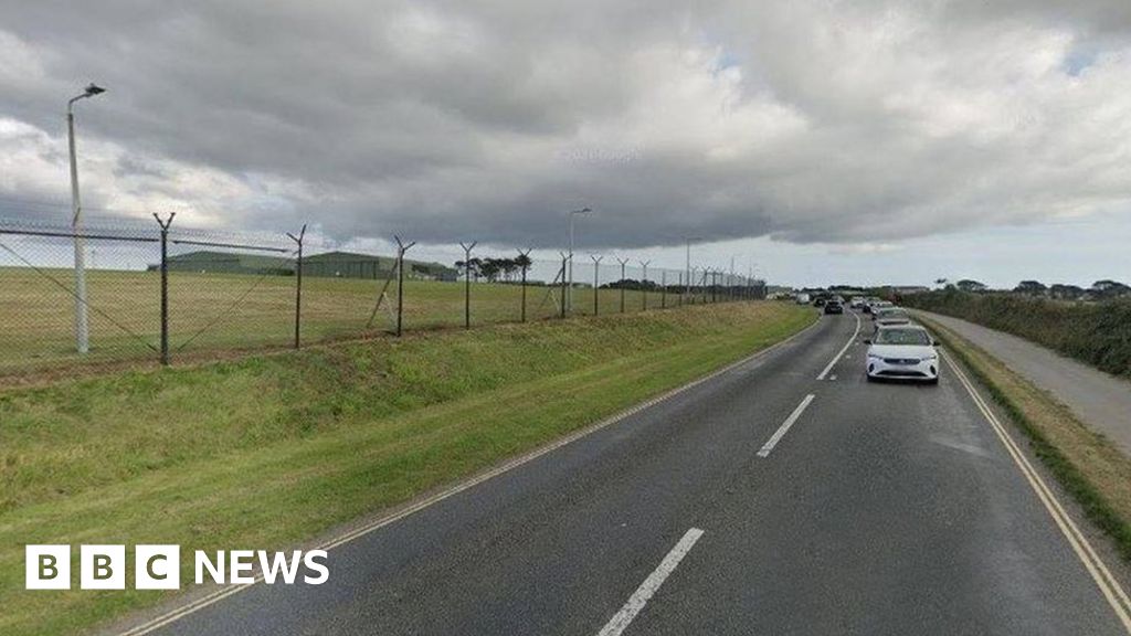 Appeal for witnesses after two men killed in Cornwall crash - BBC News