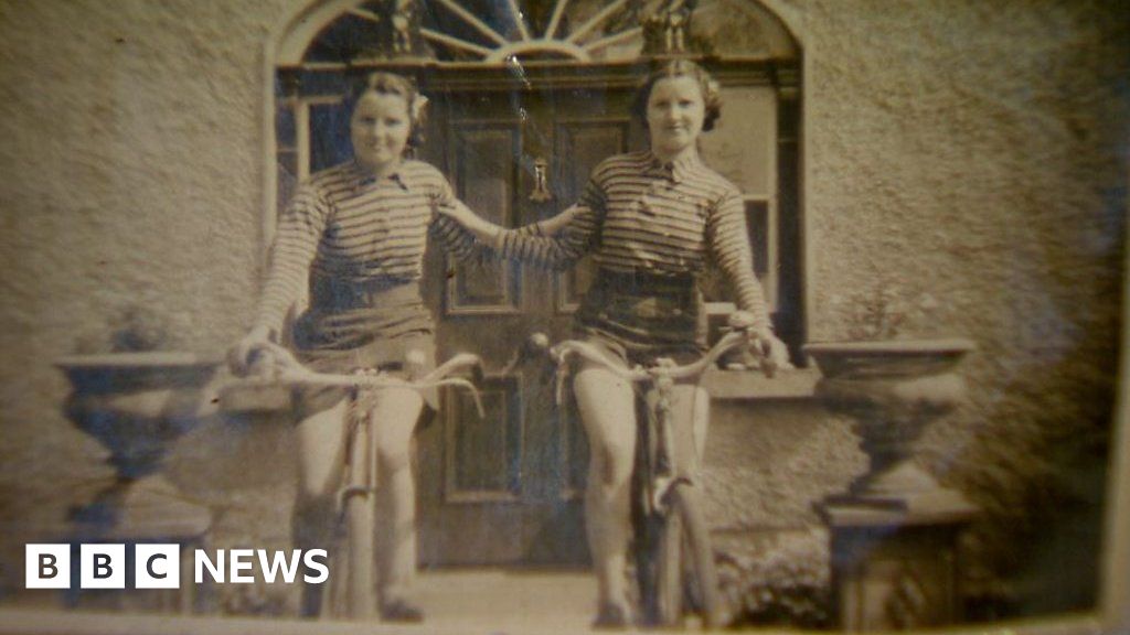 Oldest identical twins: 'Life was a holiday' - BBC News