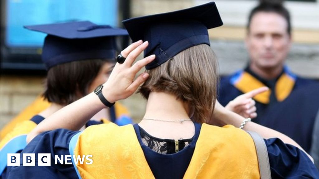 'Class divide' in university entry exams - BBC News