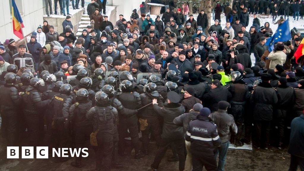 Moldova political crisis: Protesters break into parliament - BBC News