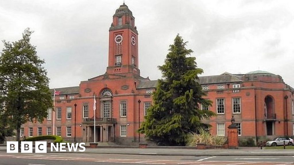 Trafford council cuts 'attack on vulnerable', say Labour - BBC News
