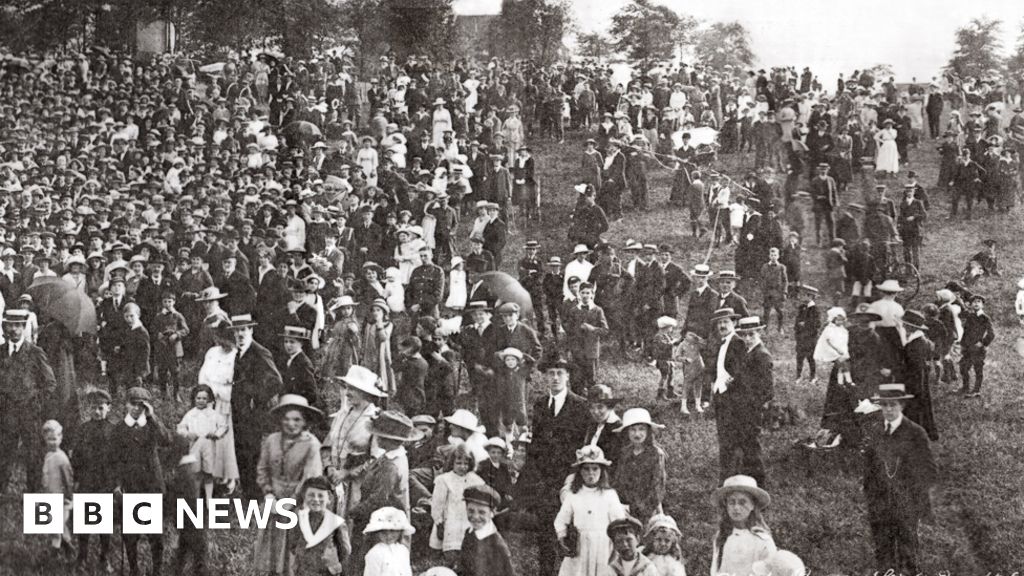 Recreating a WW1 picture involving thousands - BBC News