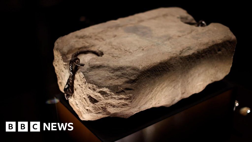 Stone of Destiny returns to Perthshire after centuries away - BBC News