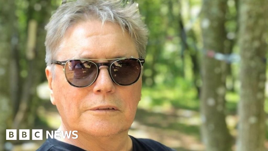 Former BBC Scotland journalist Derek Bateman dies aged 71 - BBC News