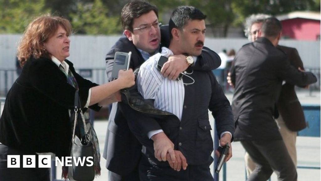 Turkey journalist trial: Gunman restrained after shooting - BBC News