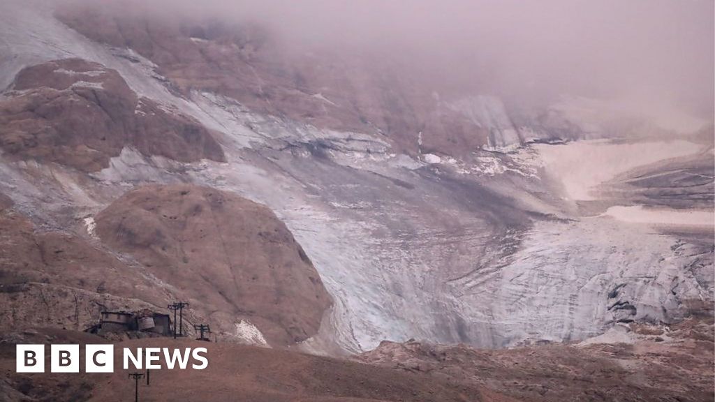 Video captures moment glacier collapses in Italian alps - BBC News