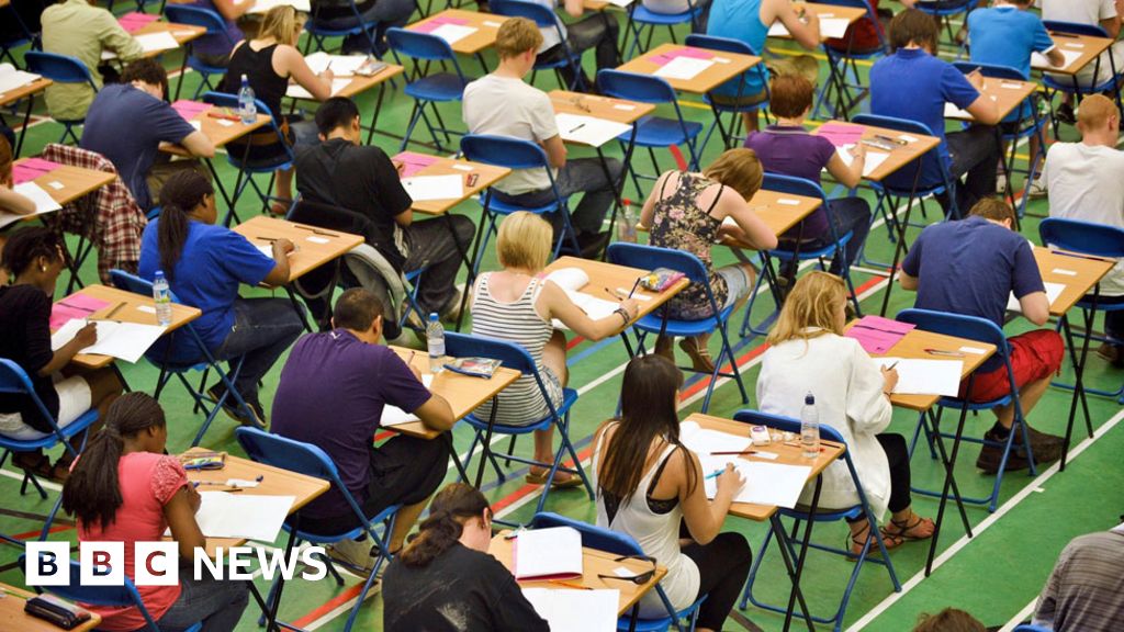 GCSE pass levels causing confusion over university entry - BBC News