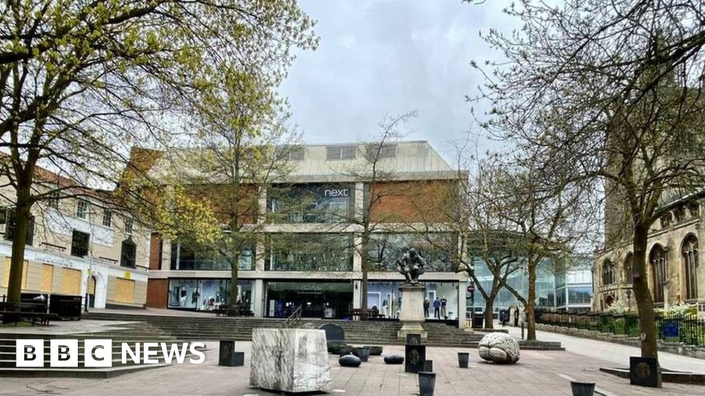 Coronavirus: Norwich 'ghost city' revealed in photographs - BBC News