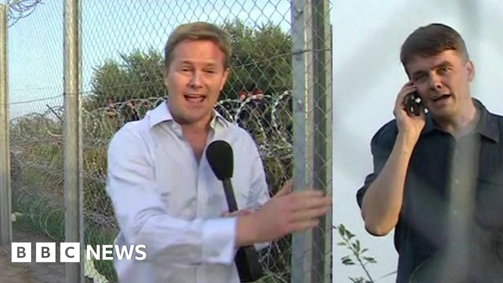 BBC reporters on both sides of the Hungarian-Serbian border - BBC News