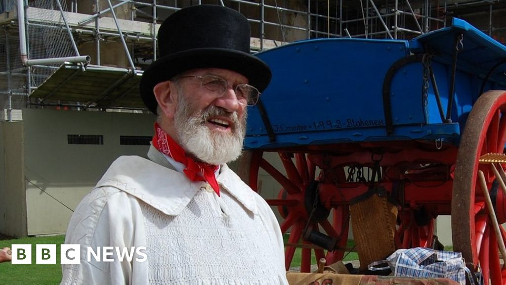 Conservationist who helped save Gloucester cattle breed dies - BBC News