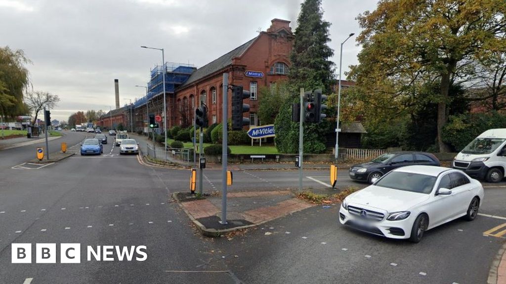 Stockport crash: Man dies after car refuses to stop for police - BBC News