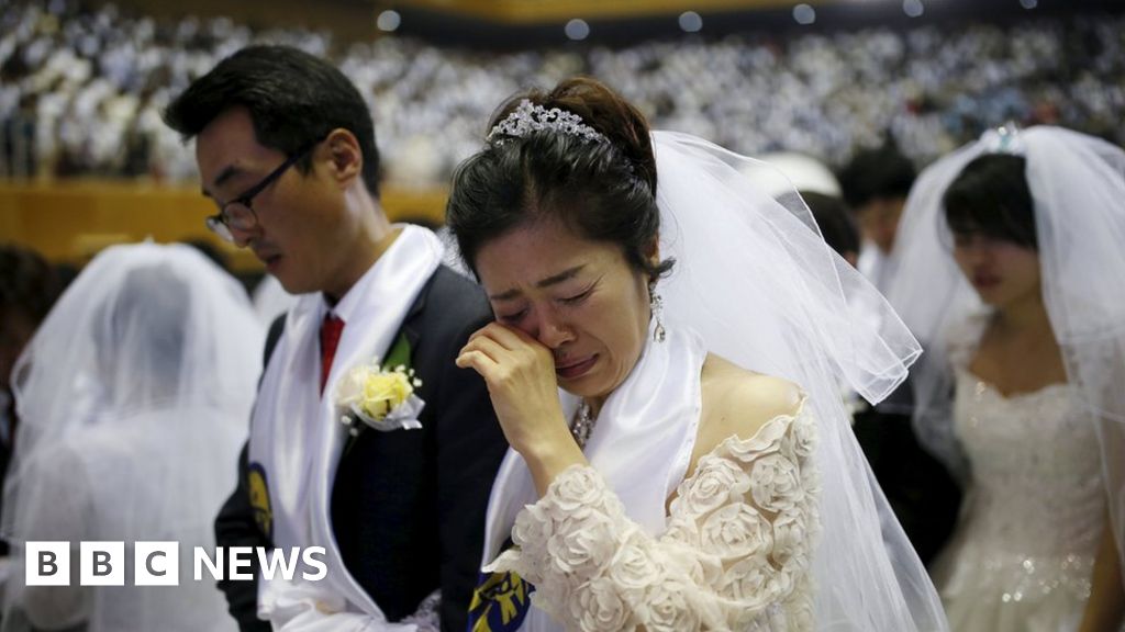 'Moonies' hold mass wedding in South Korea - BBC News