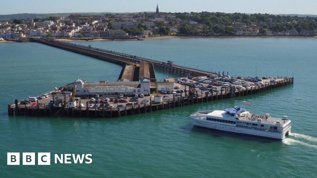Car toll for Ryde Pier to be scrapped - BBC News