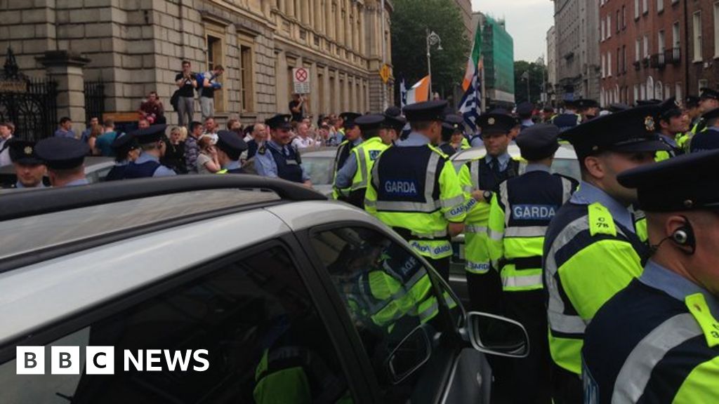 Water charges: Sit-down protest outside home of Irish Parliament - BBC News
