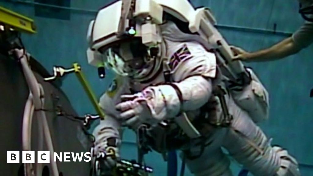 Tim Peake rehearses for spacewalk in a huge swimming pool - BBC News
