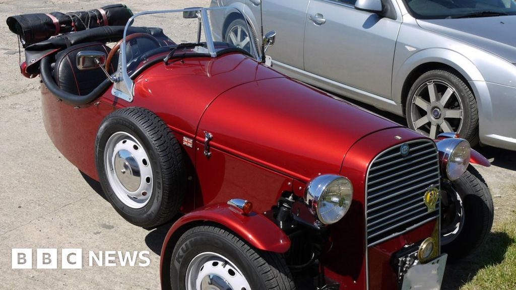 Devon driver killed as three-wheeler crashes - BBC News
