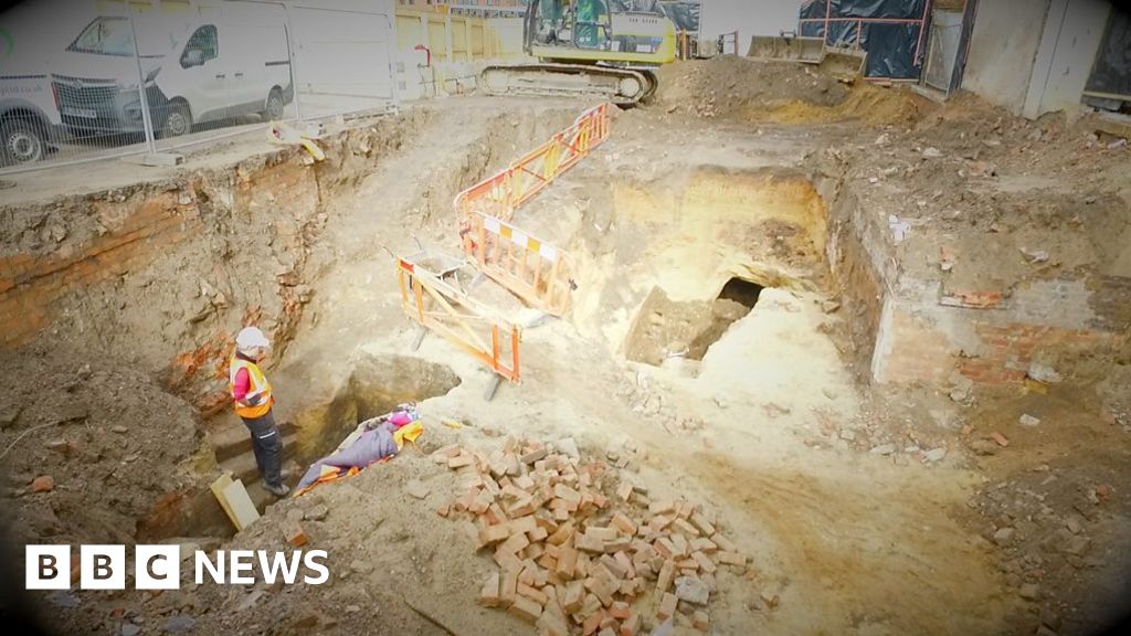 Construction crews discover new cave in Nottingham - BBC News