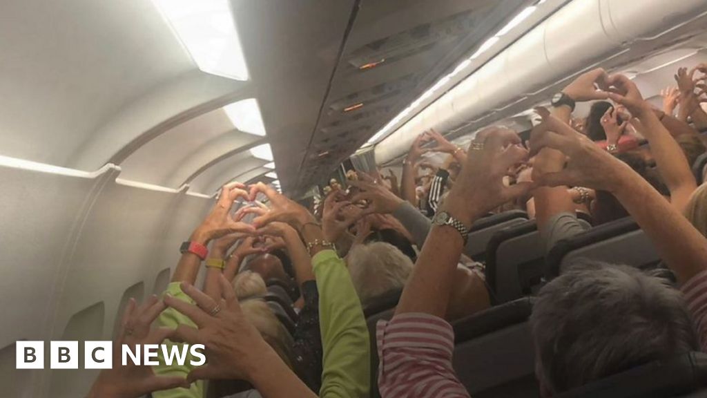 Thomas Cook collapse: Staff in emotional farewell with passengers - BBC ...