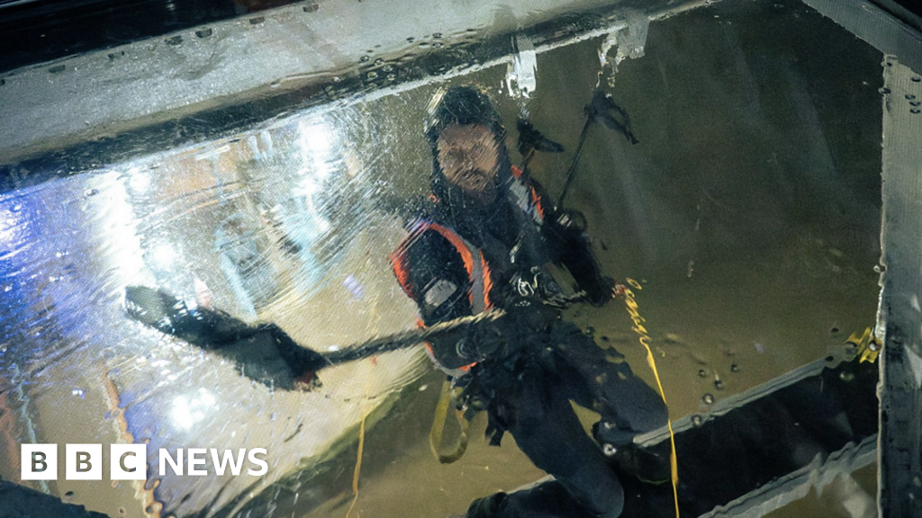 Tower Bridge's glass floor cleaned for first time - BBC News