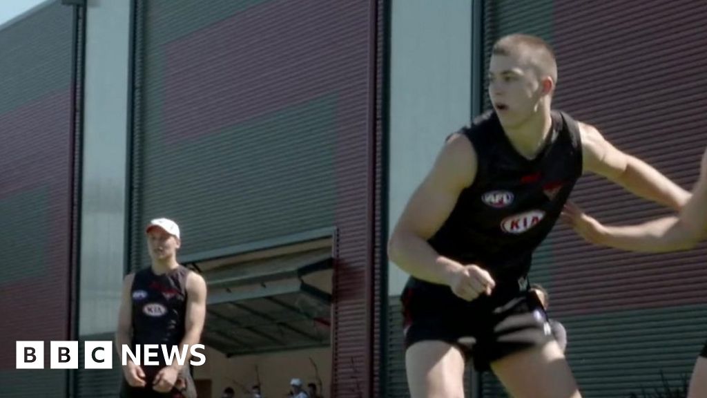 The Brit taking on Aussie Rules - BBC News