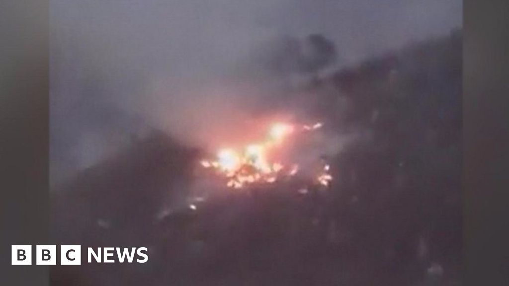Footage appears to show Pakistan crash site - BBC News