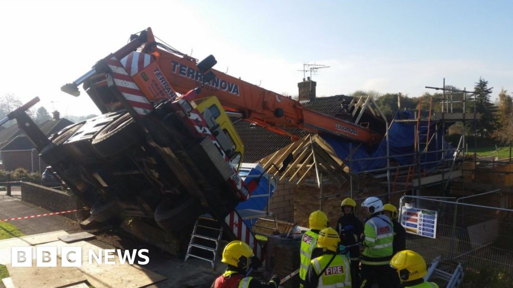 Driver trapped as crane falls on house in Basingstoke - BBC News