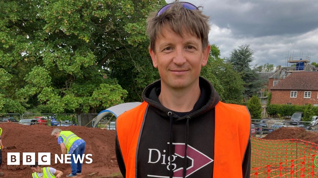 Expert hopes to find Civil War evidence in Hartlebury Castle dig - BBC News