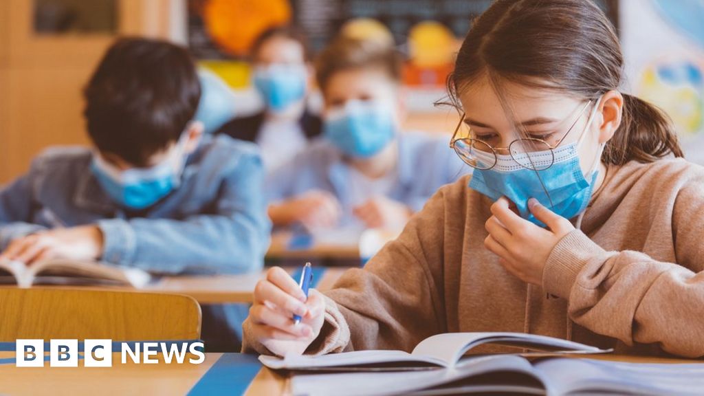 Face masks no longer expected in classrooms - BBC News