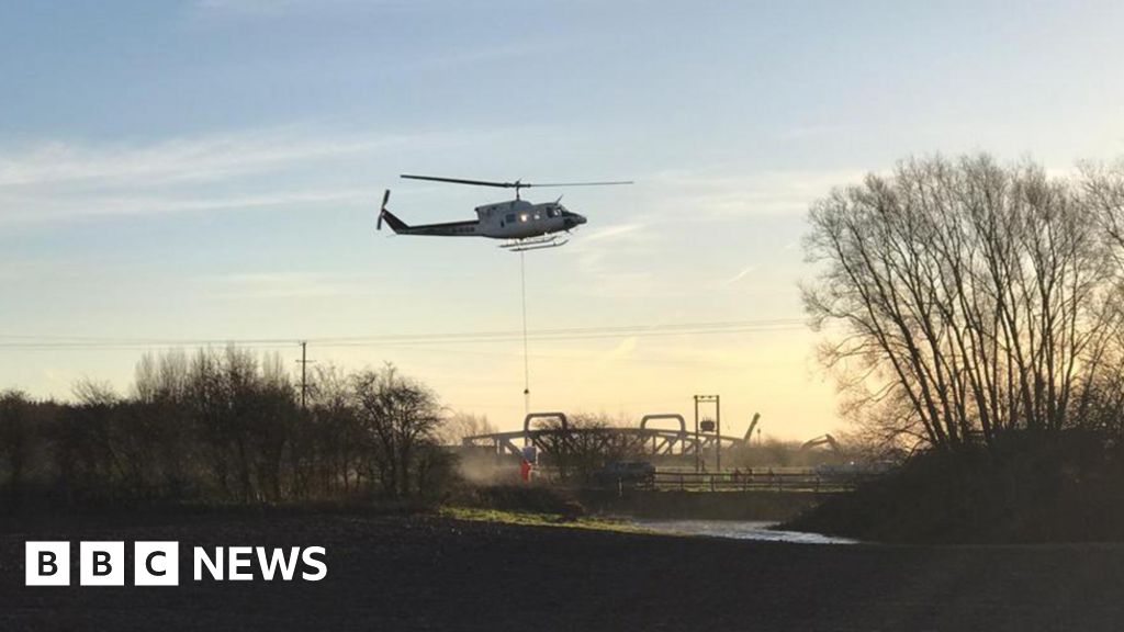 East and West Cowick flooding: Helicopter drop to plug breach - BBC News