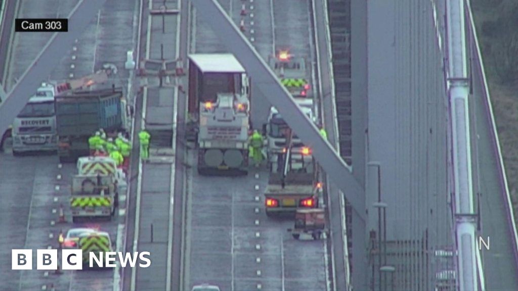 Overturned lorry lifted upright on Forth Road Bridge - BBC News