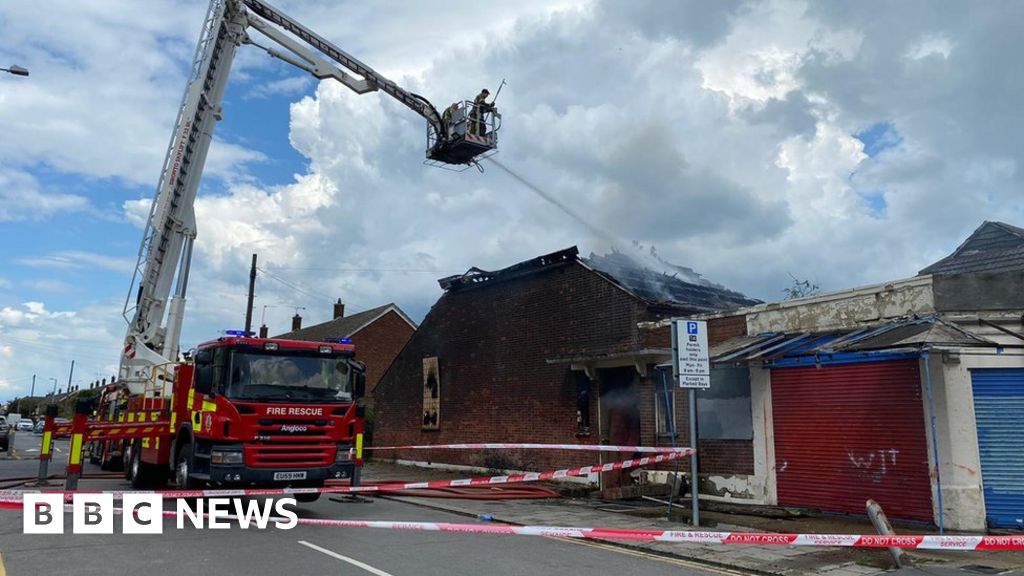 Tilbury: Arson suspected in dockland building blaze - BBC News