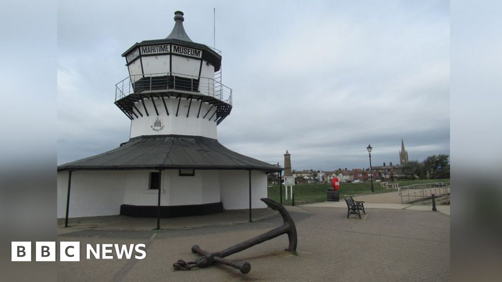 Harwich lighthouses celebrate 200th anniversary - BBC News