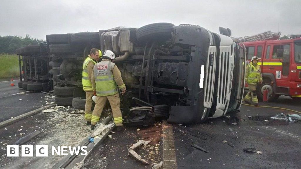Offal lorry crash causes delays on M40 - BBC News