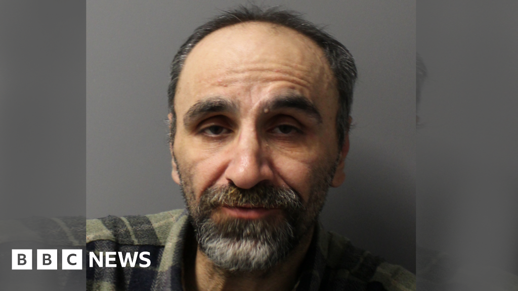 Hackney: Police appeal for information of murder victim - BBC News