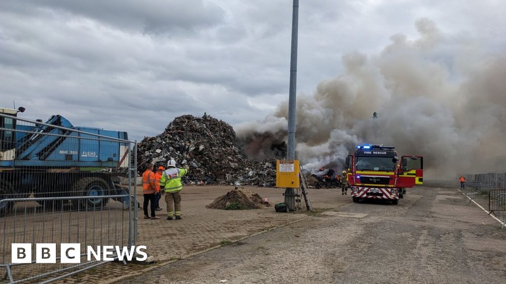 Fire crews tackle Port Sutton Bridge scrap blaze - BBC News