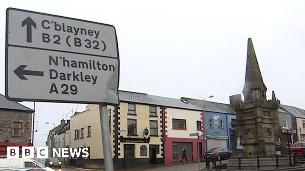 Men attacked in Keady after being 'caught short' - BBC News