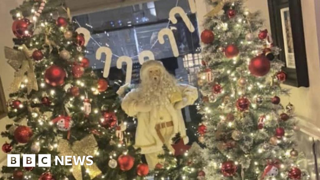 Filey pub 'inundated' after Christmas decorations appeal - BBC News