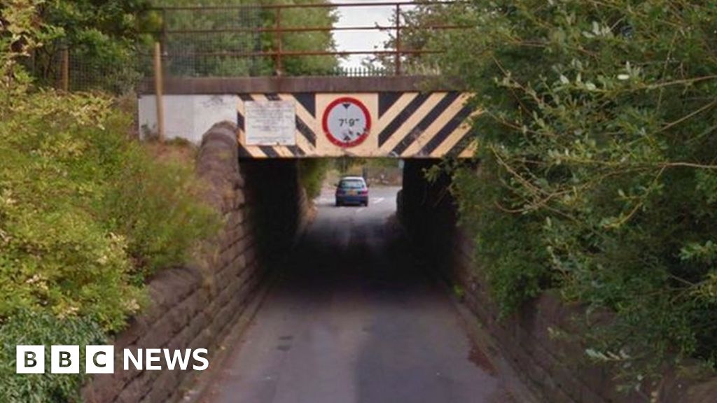'Warnings not heeded' about Deeside man killed by train - BBC News
