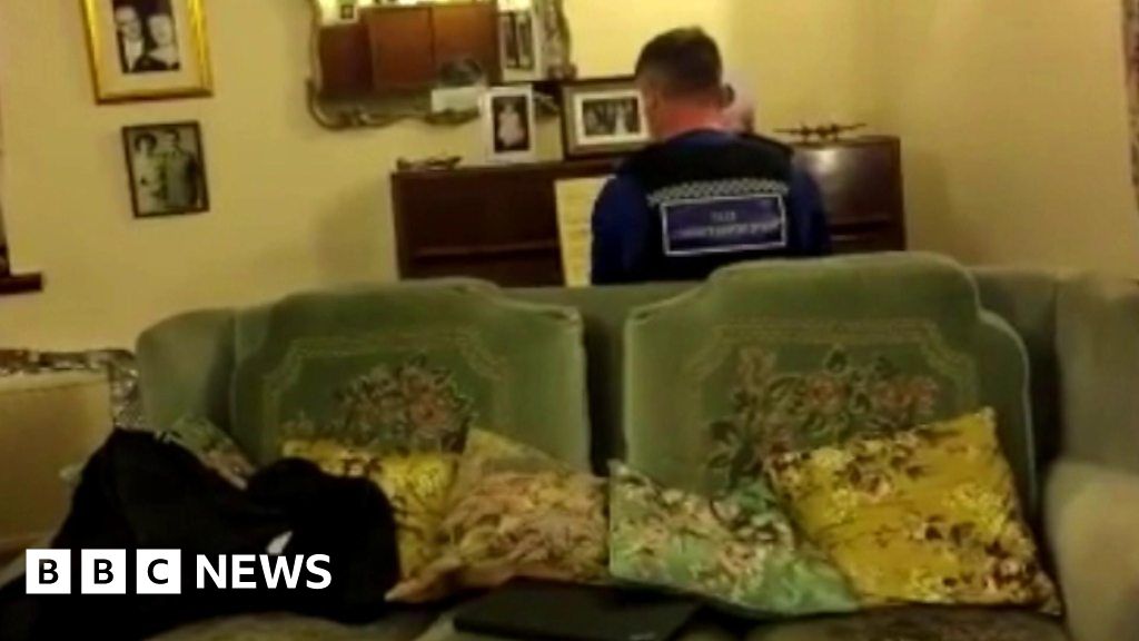 Nottinghamshire PCSO piano playing delights pensioner - BBC News