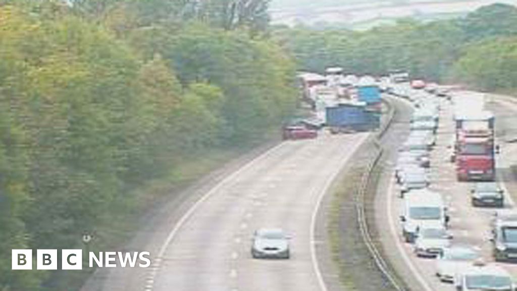 Tribute to family's 'rock' after Culverhouse Cross crash - BBC News