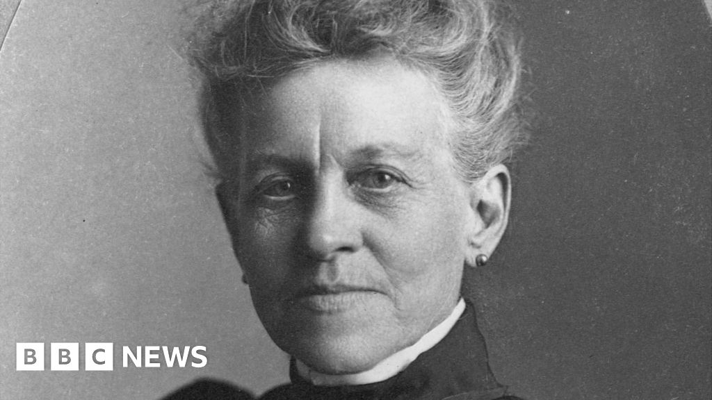 Ida Lewis: Lighthouse heroine gets Arlington honour - BBC News