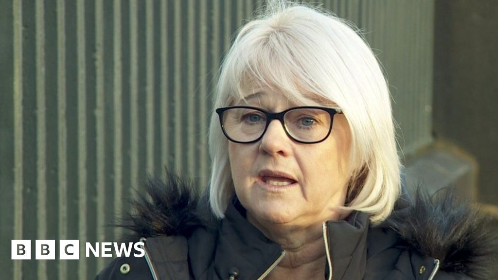 Manchester bus driver fears dismissal for being too short - BBC News