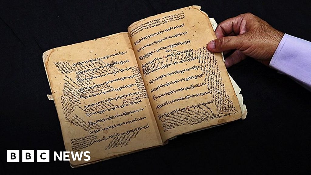 The curiosity library of old Delhi - BBC News