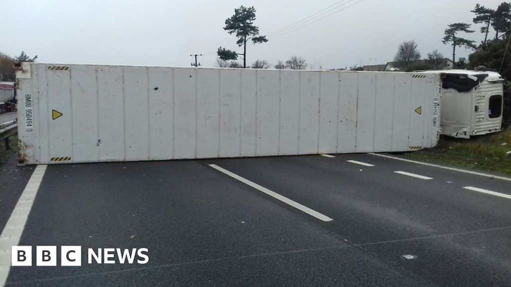 A14 at Nacton: Road blocked after lorry overturns - BBC News
