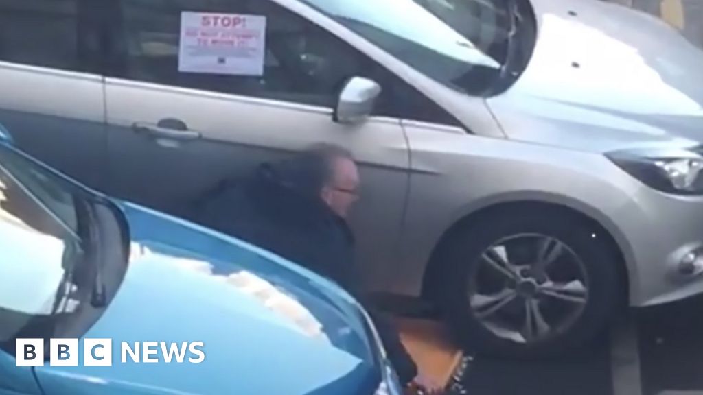 Gerry Kelly: MLA interviewed by police over car clamp - BBC News