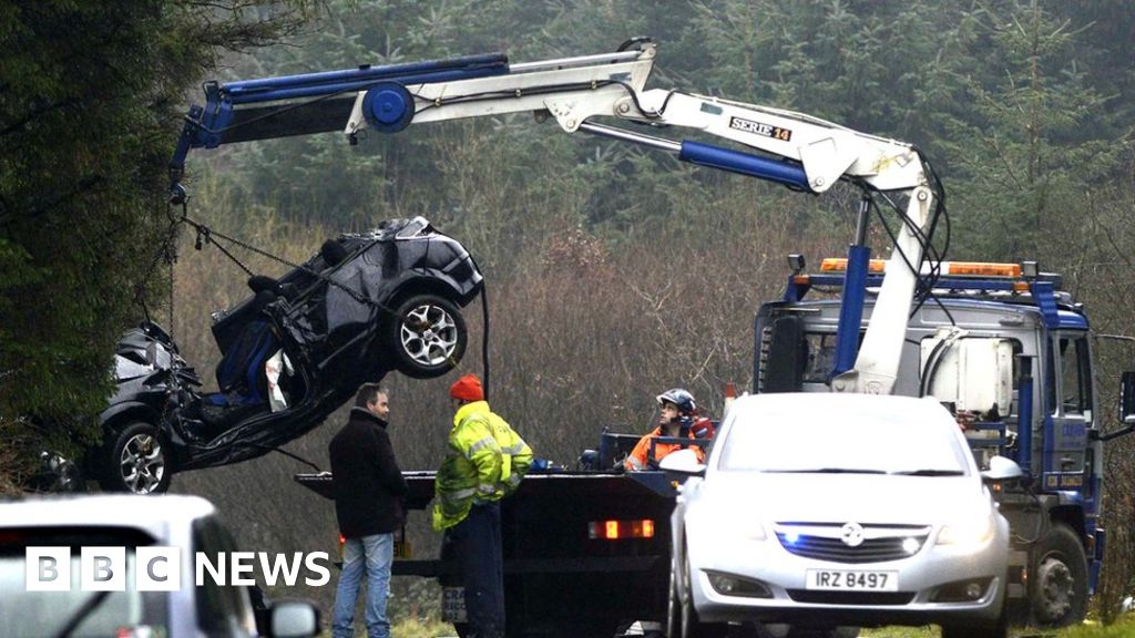 Tributes paid to teenagers who died in County Armagh crash - BBC News
